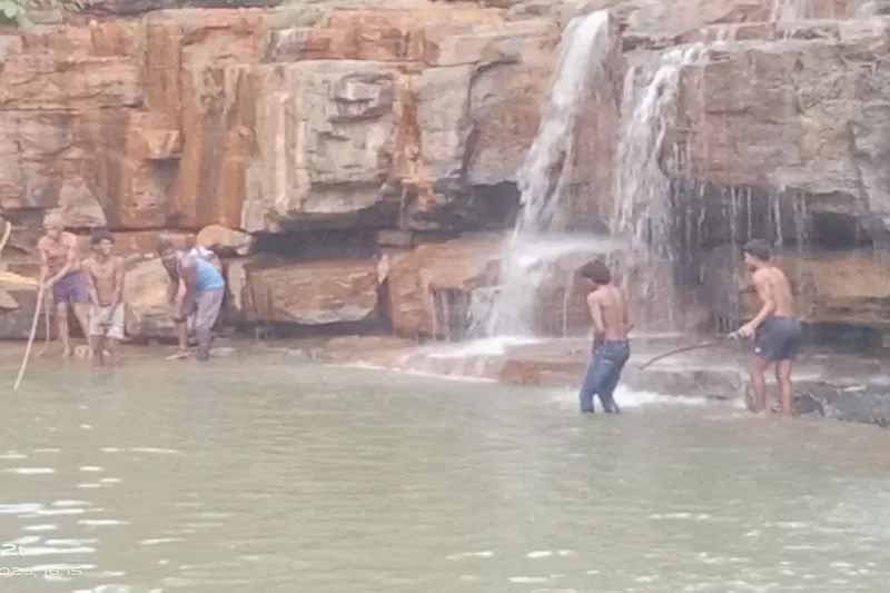 नरहरा जलप्रपात में डूबा रायपुर का युवक, मौत Glibs - Glibs